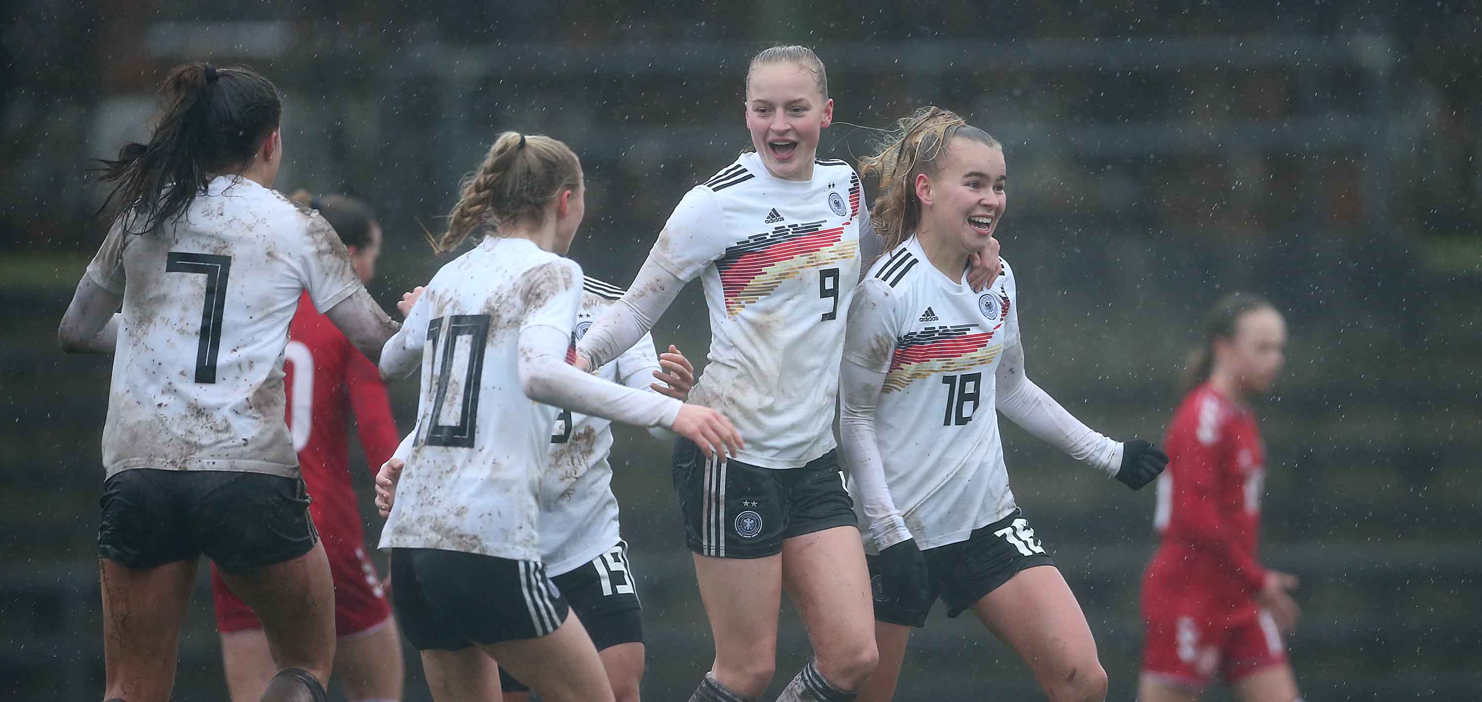 Bartz und Stoldt treffen für DFB-Juniorinnen | HSV e.V.